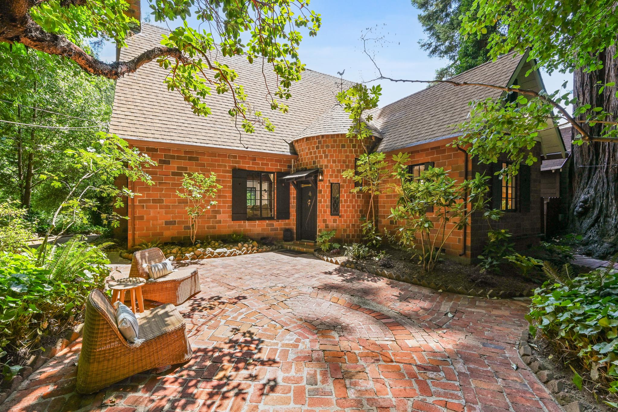 19765 Crescent Avenue presented by Keely Ferguson and Jenny McClelland