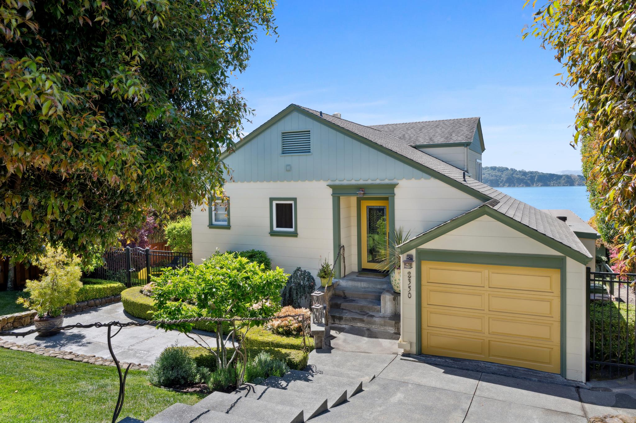 2350 Paradise Drive presented by Achuck & Zech