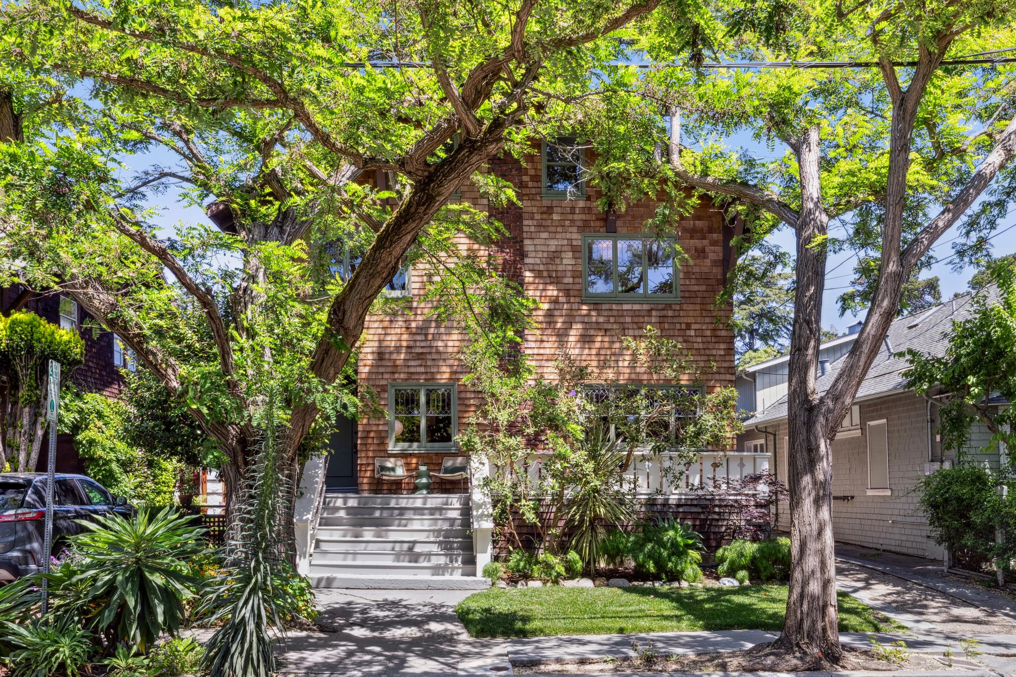 2945 Magnolia Street presented by Julia Temple