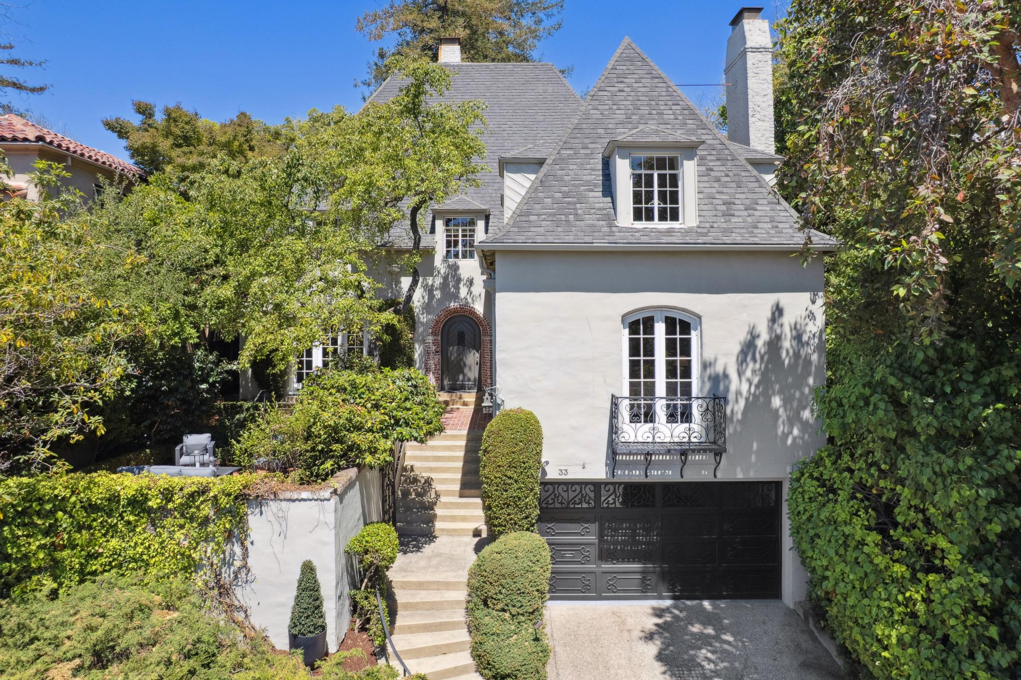 33 Richardson Way presented by Julie Gardner and Sarah Abel