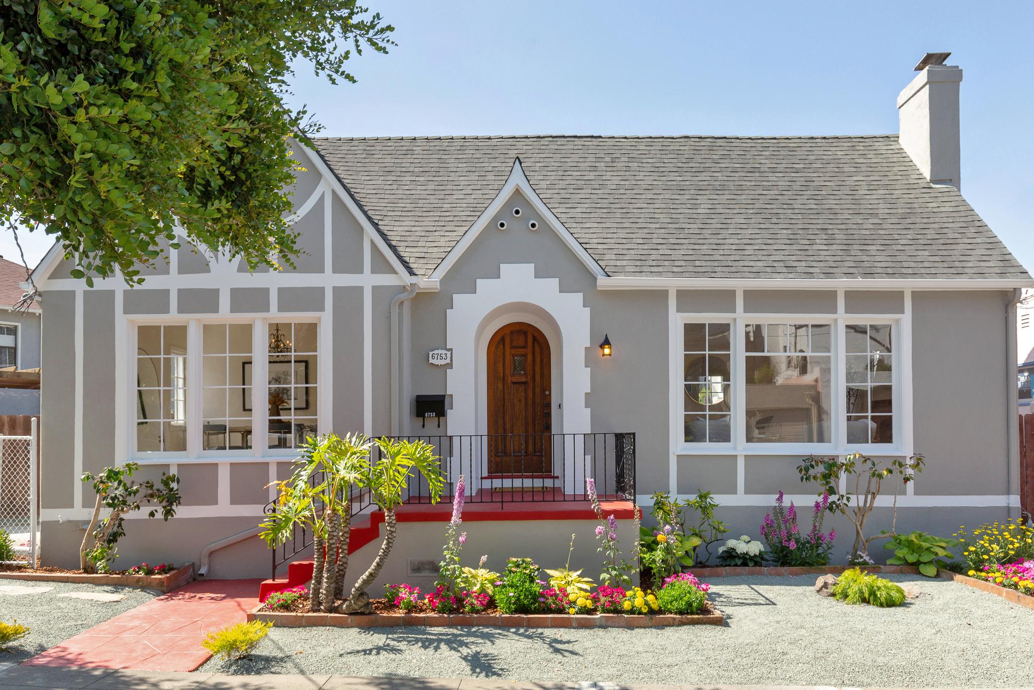 6753 Manor Crest presented by Annie Walrand, Nancy Reichert and Jack Burley